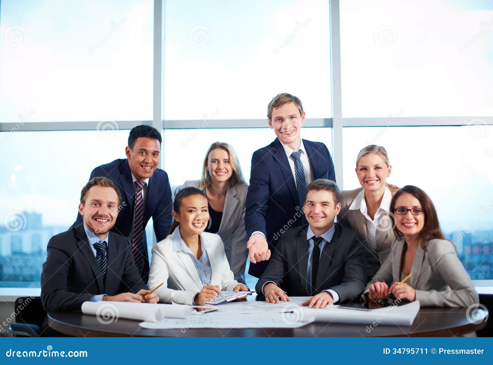 Groep medewerkers stock afbeelding. Image of groep, gelukkig - 34795711