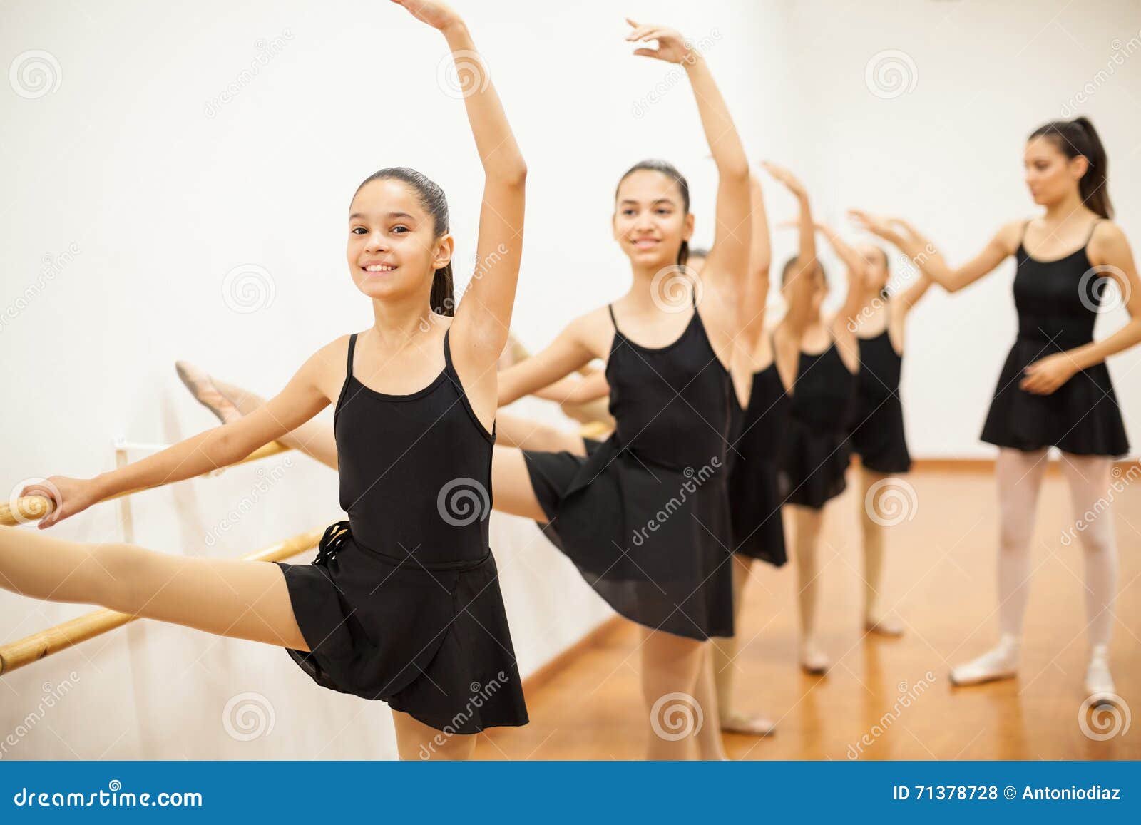 Groep Meisjes in Een Echte Balletklasse Stock Foto - Image of vloer ...
