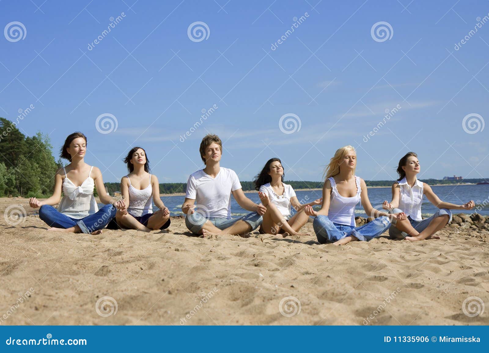 Groep mensen stock foto. Image of zand, vrede, leven - 11335906