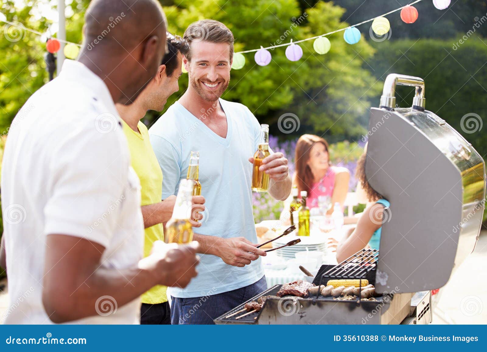 Groep Mensen Die Op Barbecue Thuis Koken Stock Foto - Image of alcohol ...