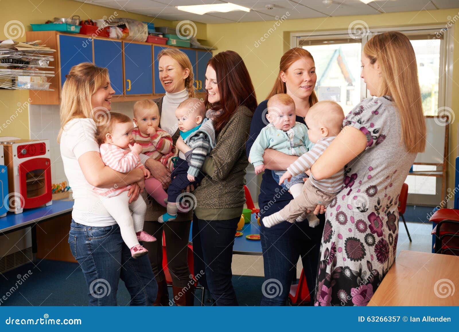 Groep Moeders Met Babys Die in Playgroup Samenkomen Stock Afbeelding - Image of ...