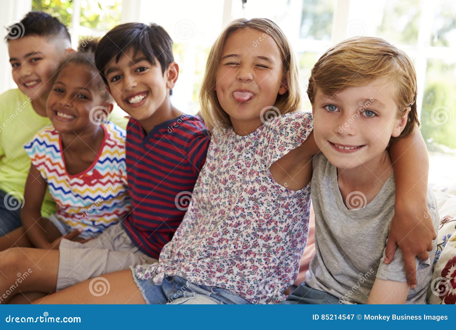 Groep Multiculturele Kinderen Op Venster Seat Samen Stock Afbeelding ...