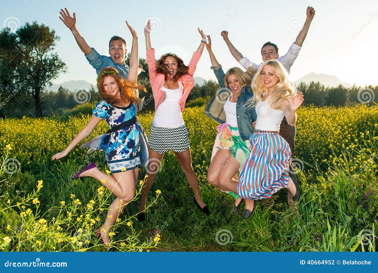 Groep Opgewekte Jongeren Die in De Lucht Springen Stock Foto - Image of ...