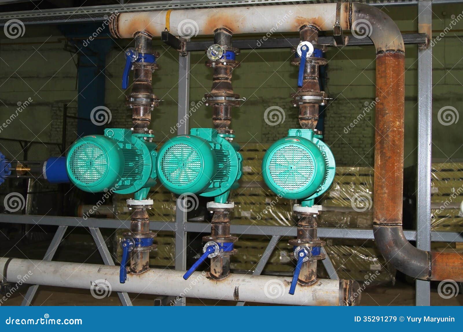 Groep Pompen Bij Installatie Stock Afbeelding - Image of gebouw ...