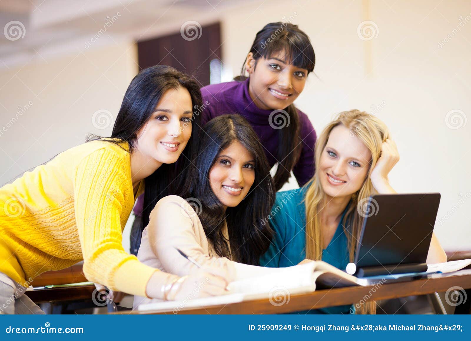 Groep studenten stock afbeelding. Image of blij, modern - 25909249