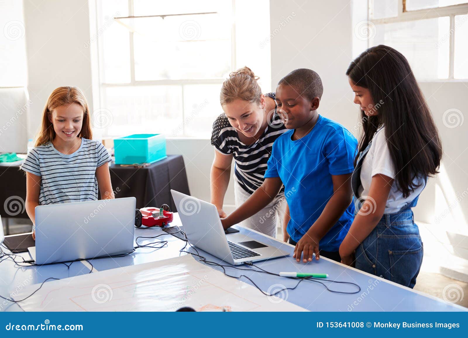 Groep Studenten Binnen Na De Codageklasse Die Van De Schoolcomputer Aan ...