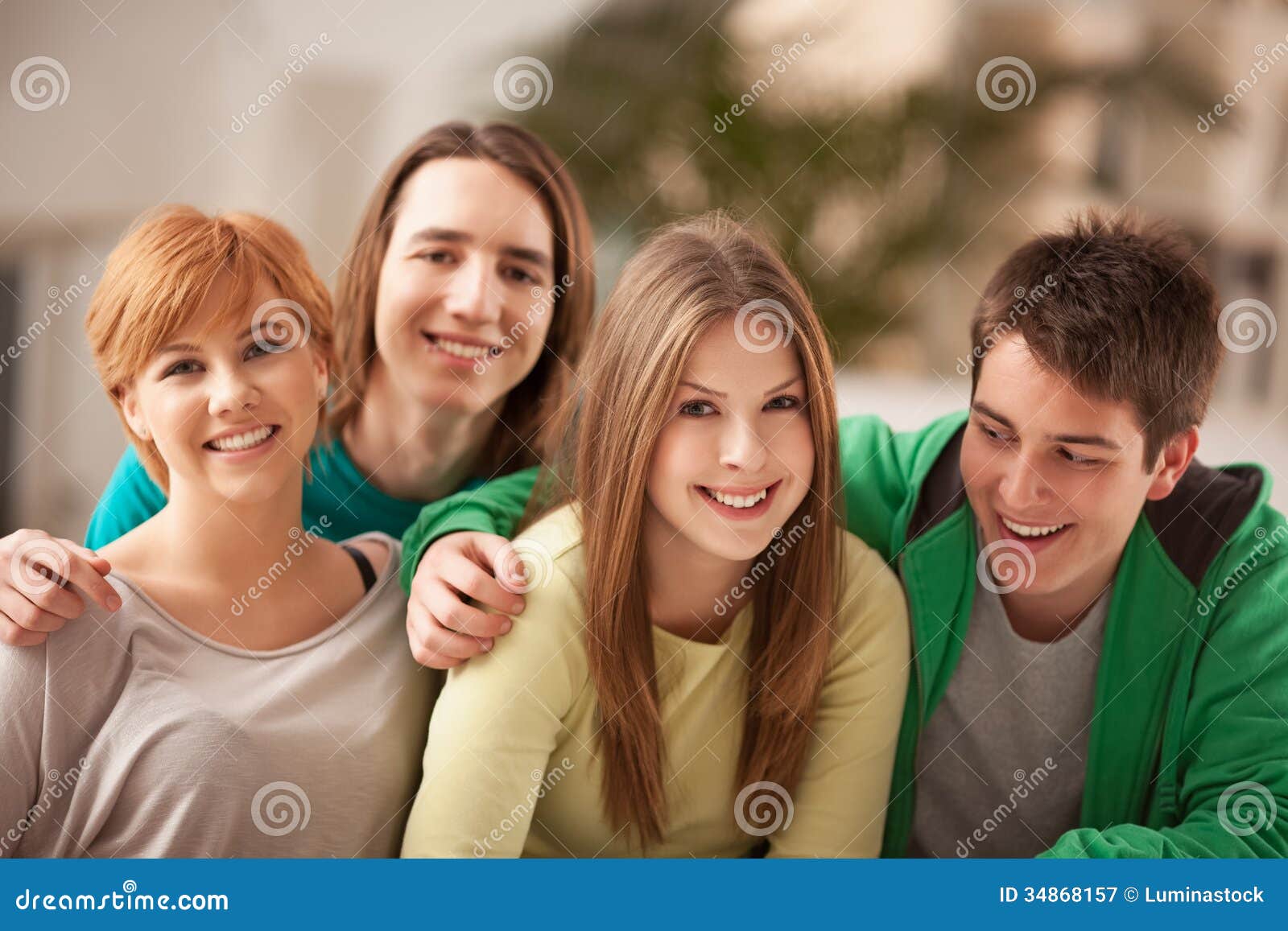 Groep Tieners Het Glimlachen Stock Afbeelding - Image of glimlachen ...