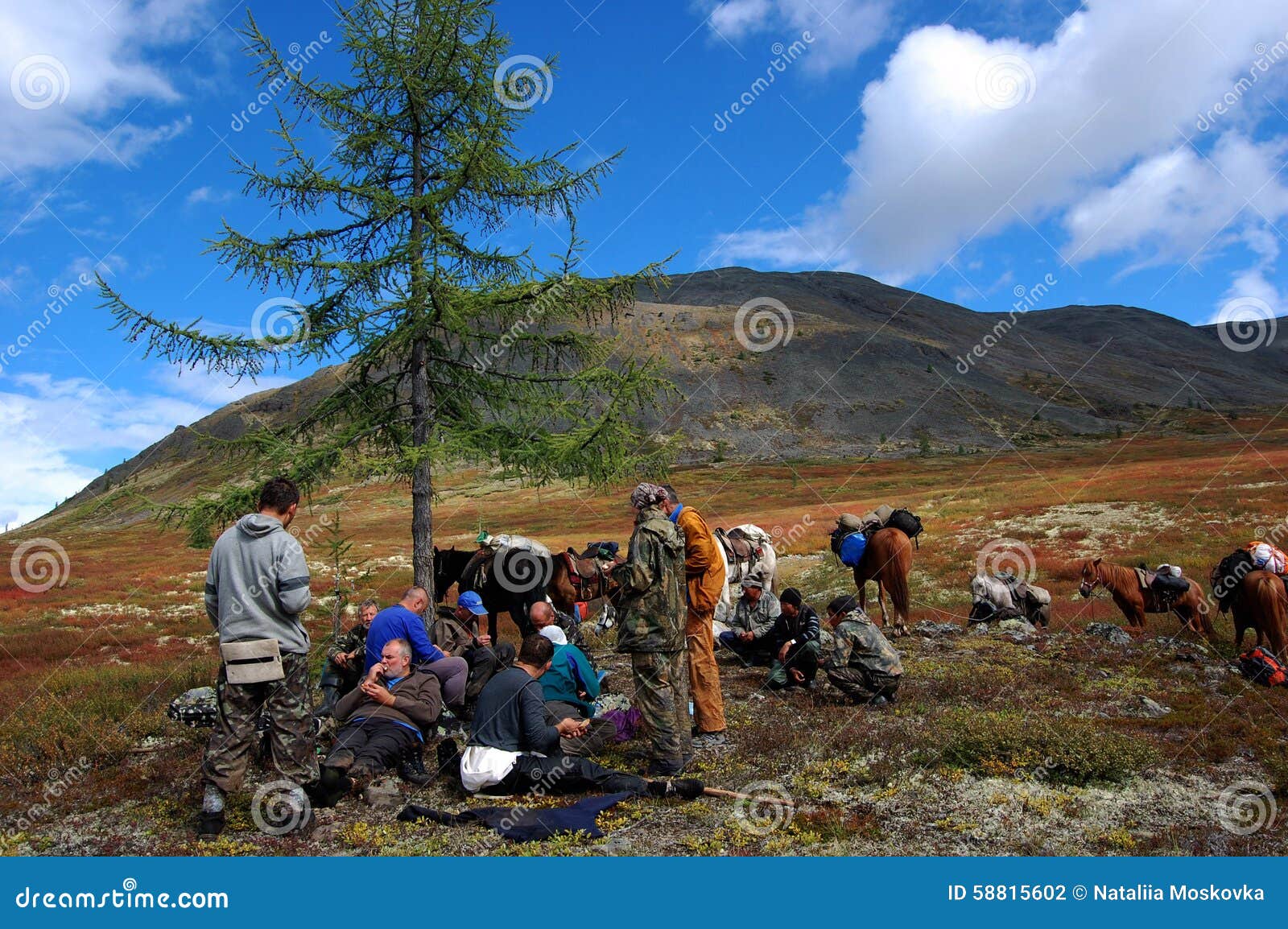 Groep Toeristen Die Op De Bergpas Rusten Redactionele Fotografie ...