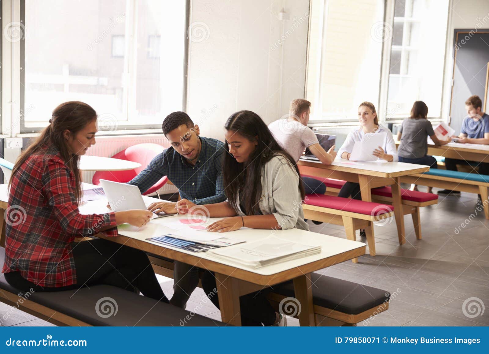 Groep Universitaire Studenten Die in Studiezaal Werken Stock Afbeelding ...