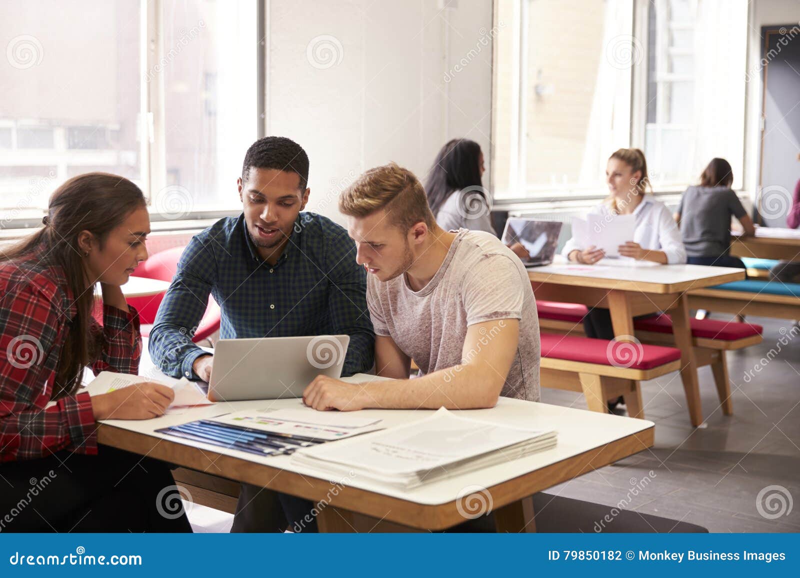 Groep Universitaire Studenten Die in Studiezaal Werken Stock Foto ...