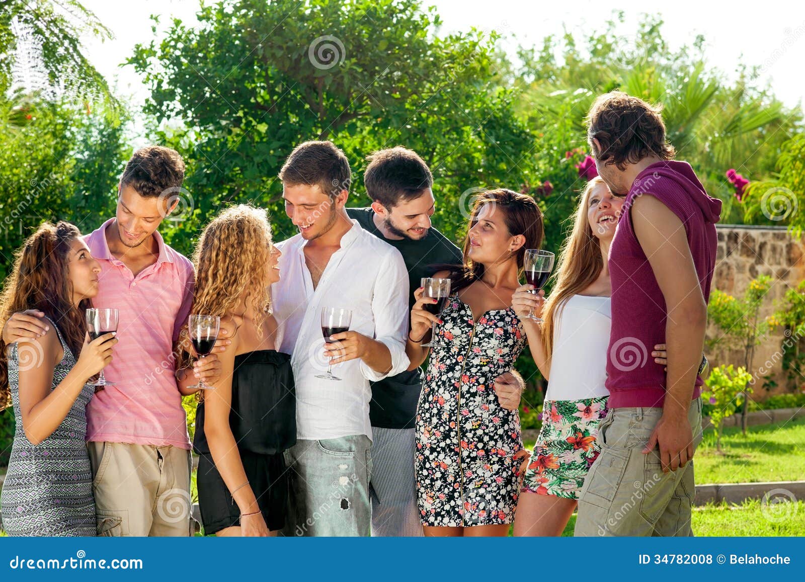 Groep Universiteitsvrienden Het Socialiseren Stock Foto - Image of ...