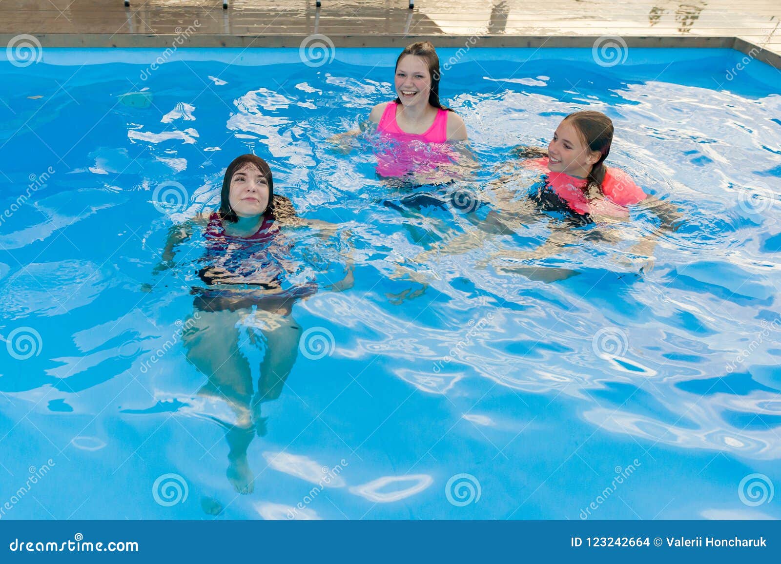 Groep Van 3 Tienermeisjes Die Pret in Zwembad Hebben Stock Foto - Image ... Groep Van 3 Tienermeisjes Die Pret in Zwembad Hebben Stock Foto - Image ...