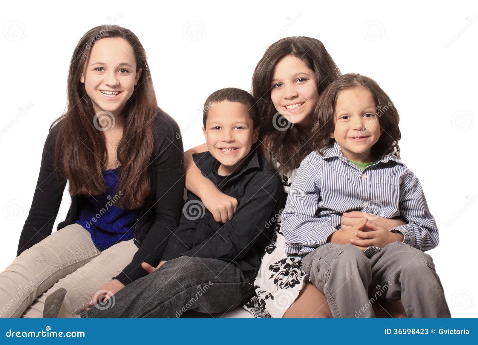 Groep Van Vier Gelukkige Kinderen Stock Afbeelding - Image of wijfjes ...