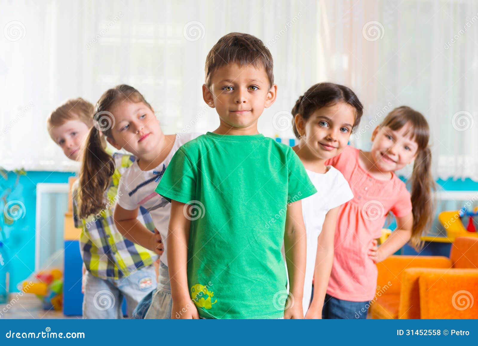 Groep van vijf kleuters stock foto. Image of klasse, vrolijk - 31452558