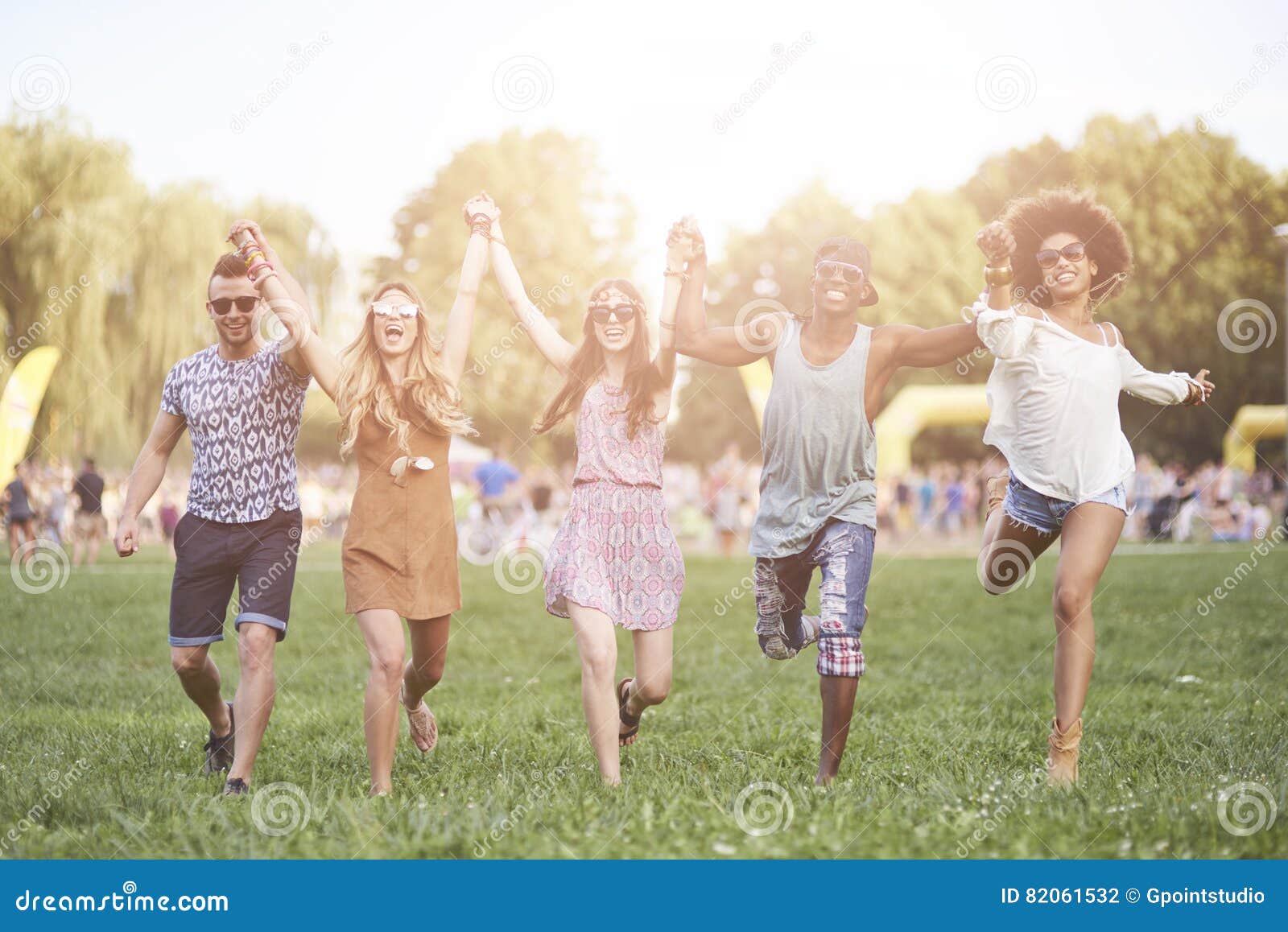 Groep Vrienden Bij Het Festival Stock Foto - Image of mensen, volwassen ...