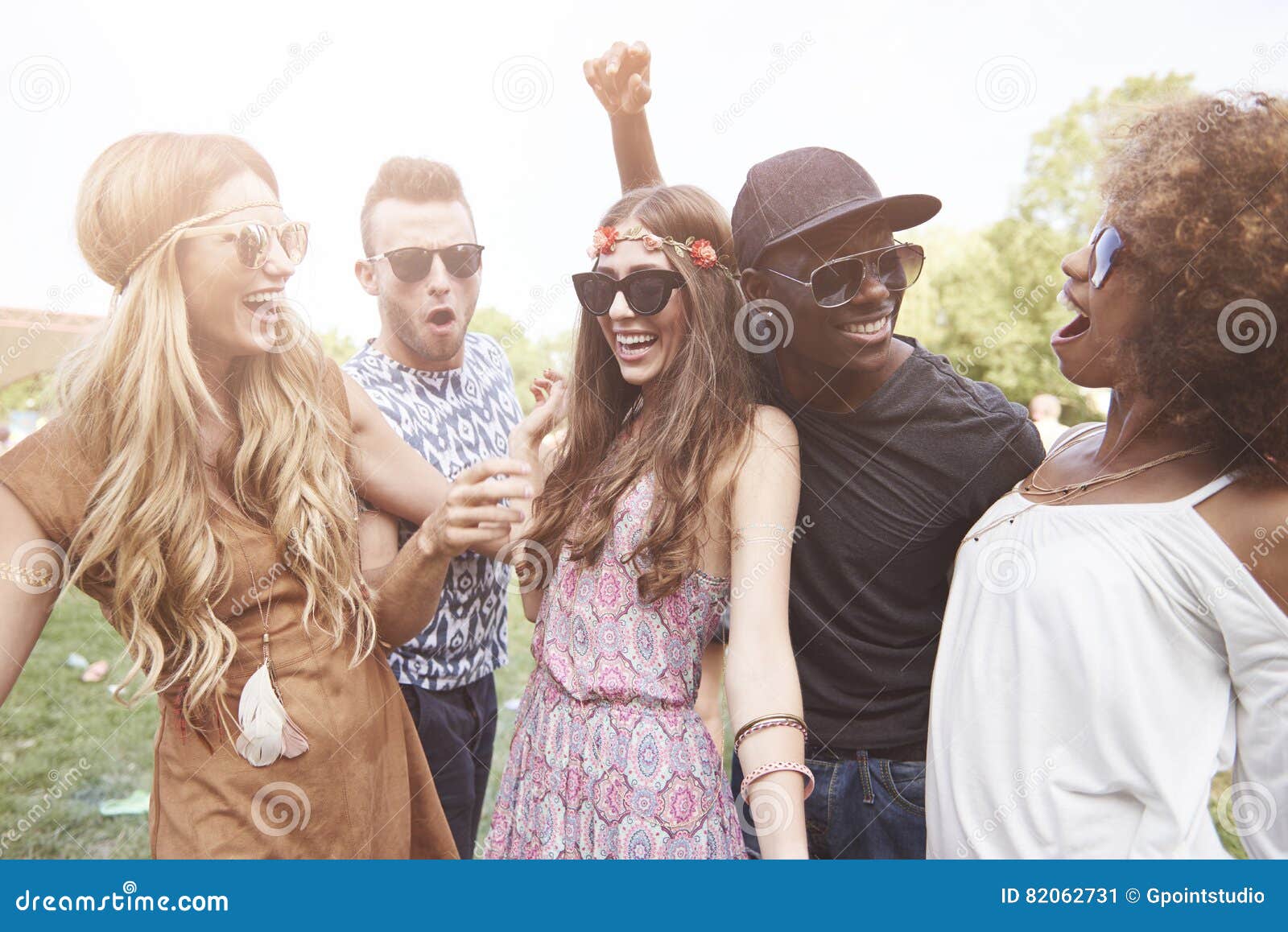 Groep Vrienden Bij Het Festival Stock Afbeelding - Image of bindmiddel ...