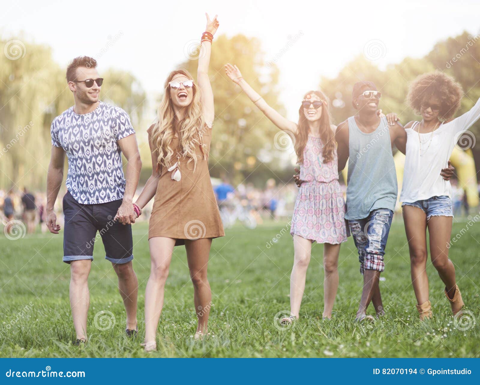 Groep Vrienden Bij Het Festival Stock Foto - Image of leef, gebeurtenis ...