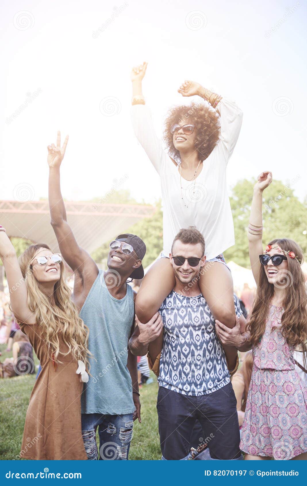 Groep Vrienden Bij Het Festival Stock Afbeelding - Image of uitziend ...