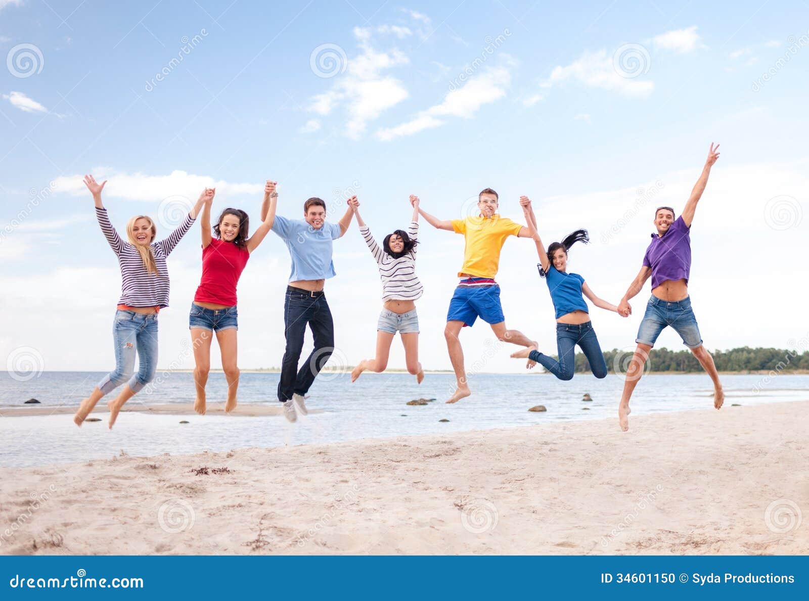 Groep Vrienden Die Op Het Strand Springen Stock Foto - Image of ...