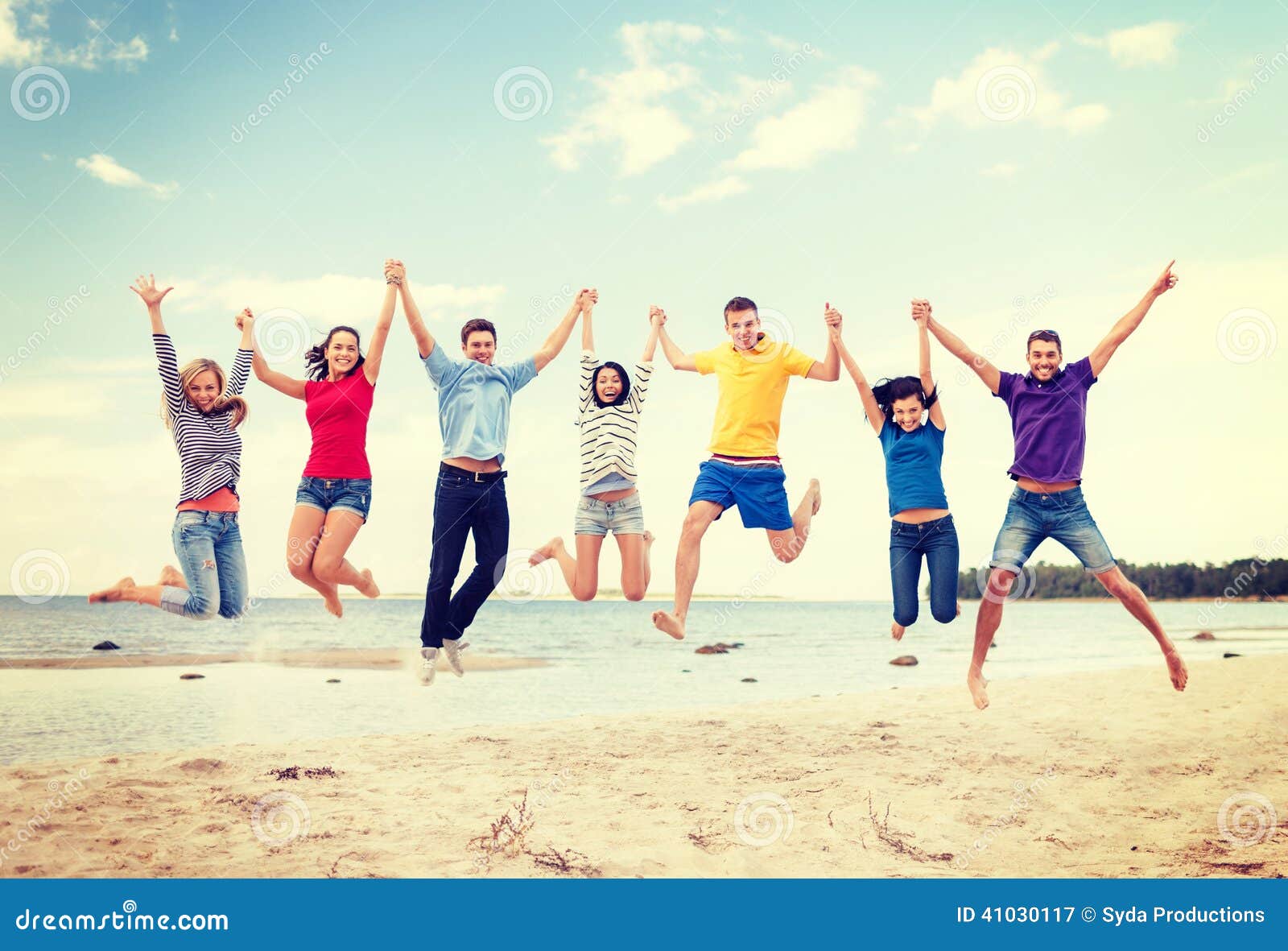 Groep Vrienden Die Op Het Strand Springen Stock Afbeelding - Image of ...