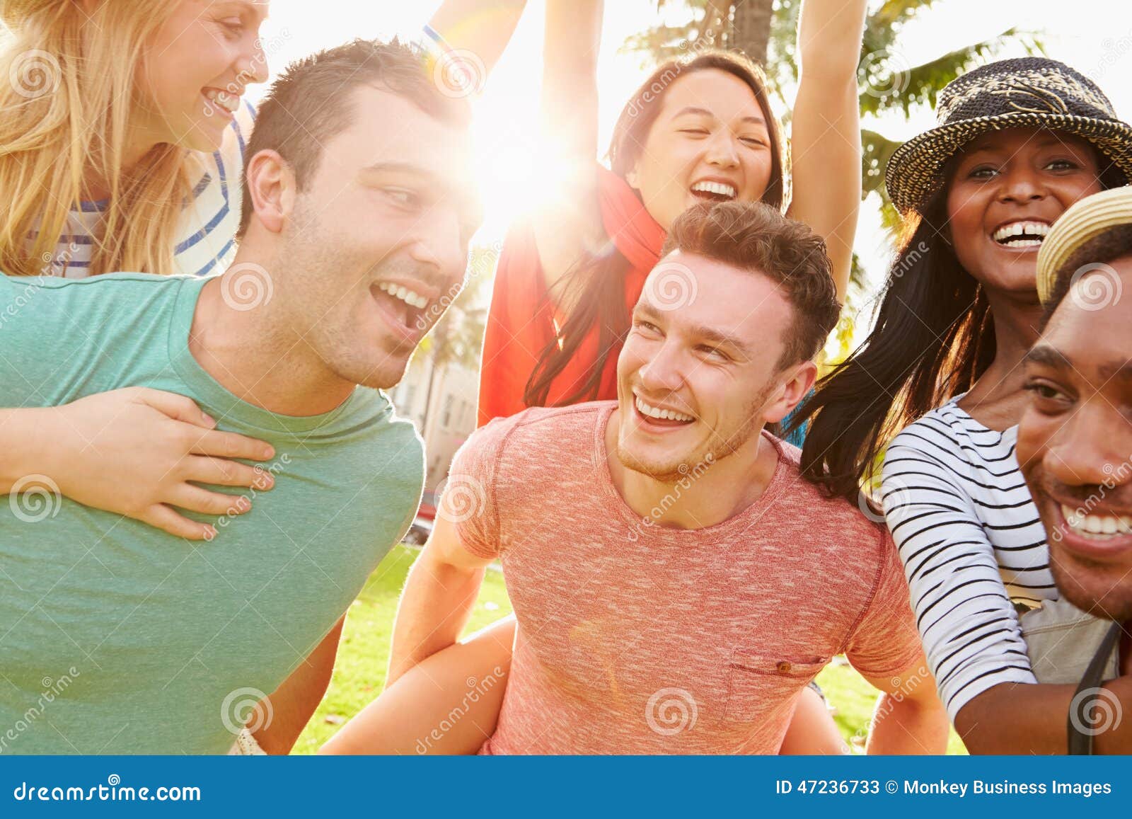 Groep Vrienden Die Pret in Park Hebben Samen Stock Afbeelding - Image ...