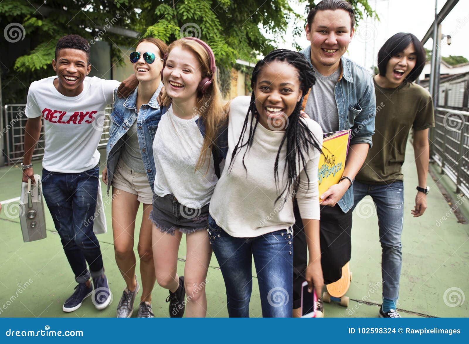 Groep Vrienden Die Uit in De Stad Hangen Stock Foto - Image of ...