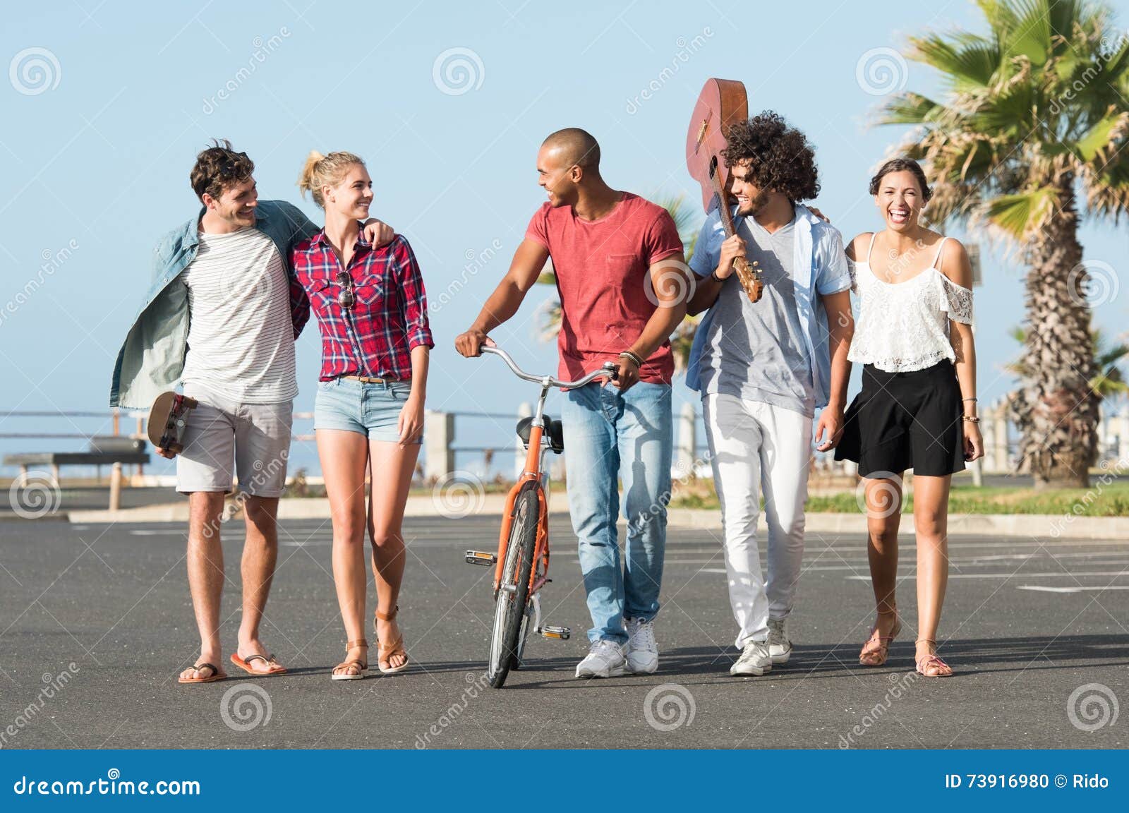 Groep vrienden het lopen stock foto. Image of pret, lachen - 73916980