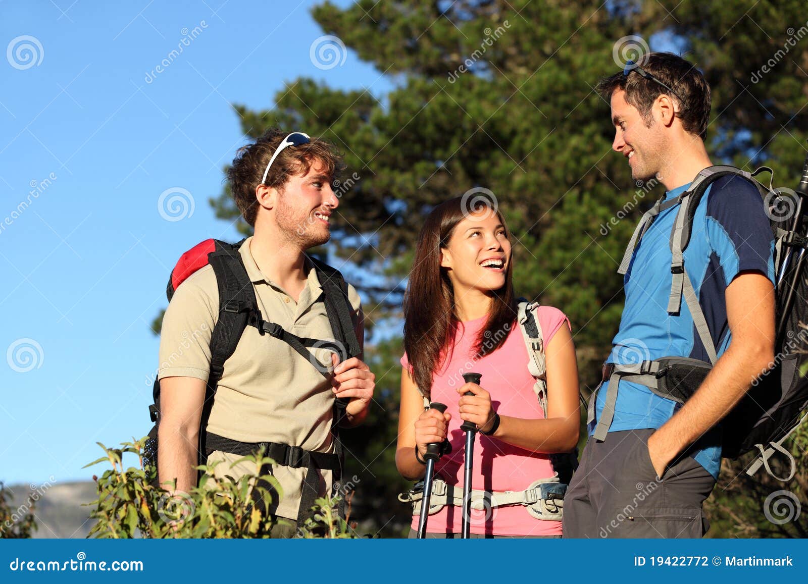 Groep vrienden wandeling stock foto. Image of actief - 19422772