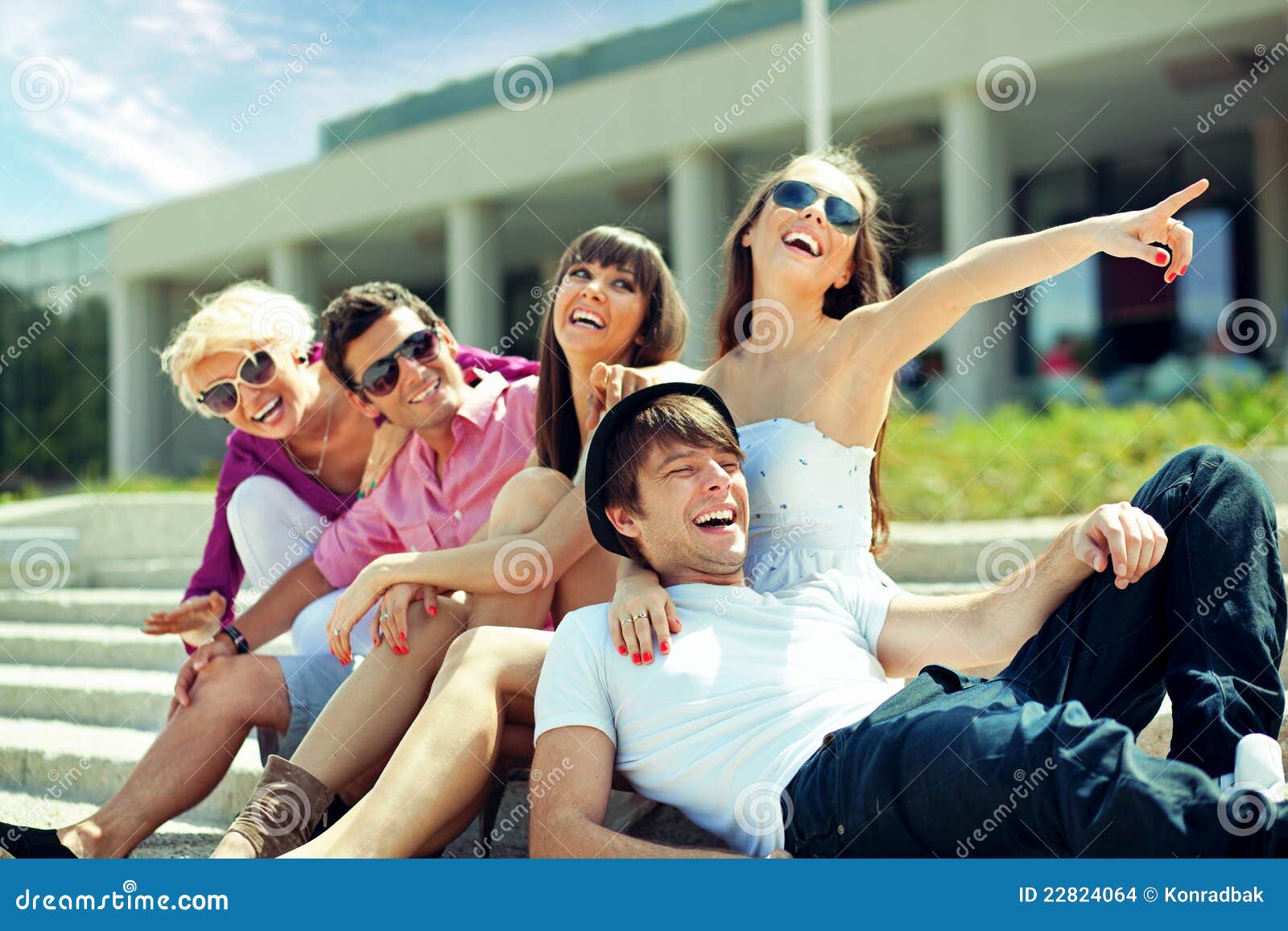 Groep vrolijke vrienden stock foto. Image of medio, eten - 22824064