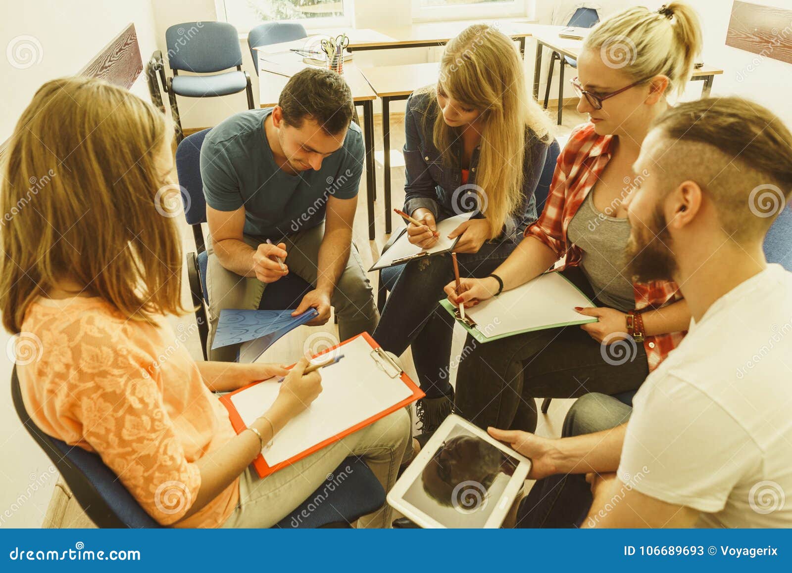 Groeps Mensen Studenten Die Samenwerken Stock Afbeelding - Image of ...