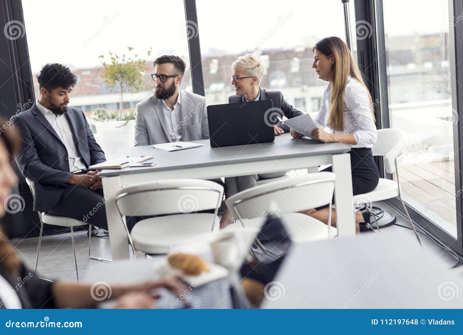 Groepswerk stock foto. Image of uitvoerend, conferentie - 112197648