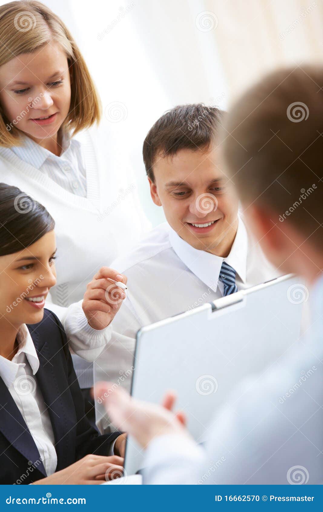 Groepswerk stock foto. Image of wijfje, vennoot, vergadering - 16662570