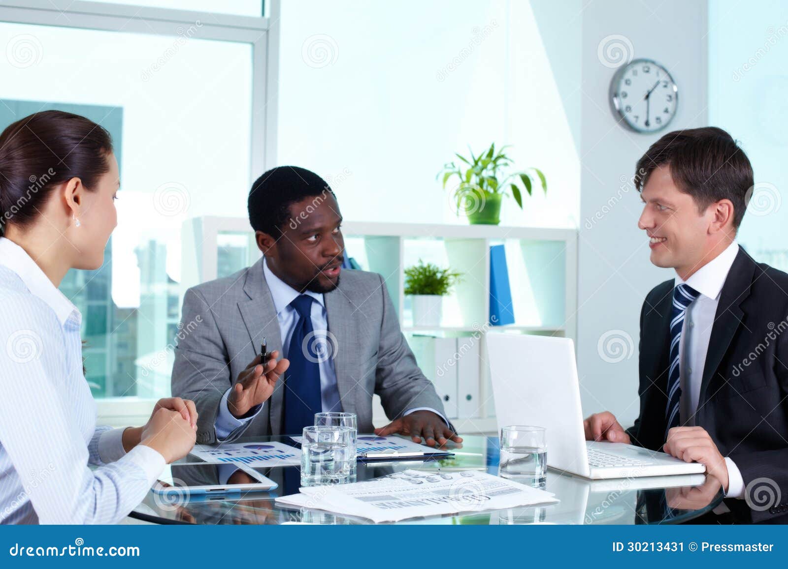 Groepswerk stock afbeelding. Image of aandacht, interactie - 30213431