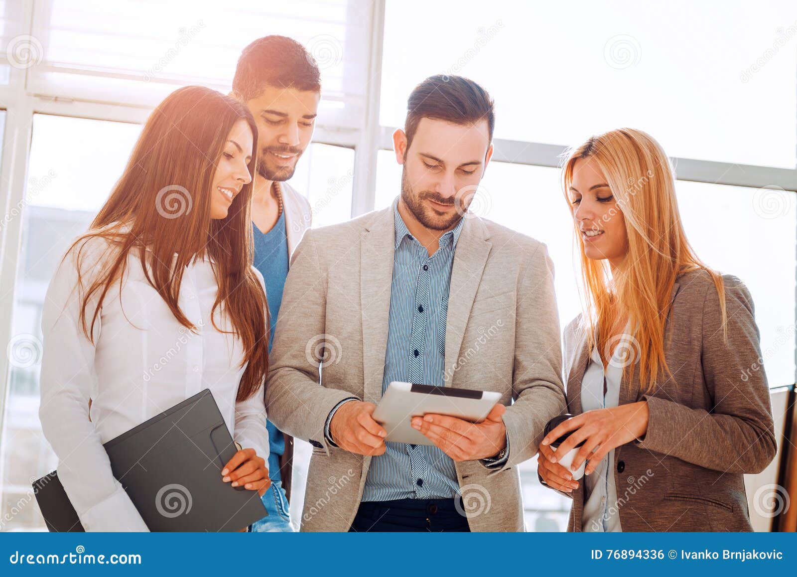 Groepswerk stock foto. Image of vergadering, zakenvrouw - 76894336