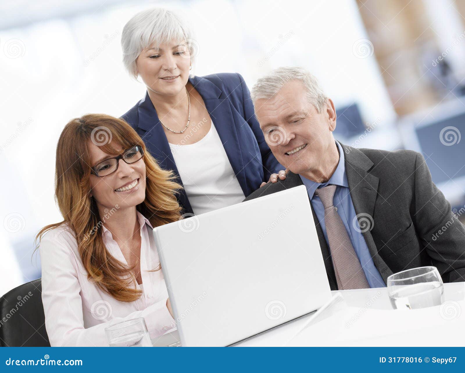 Groepswerk in bureau stock foto. Image of groep, zaken - 31778016