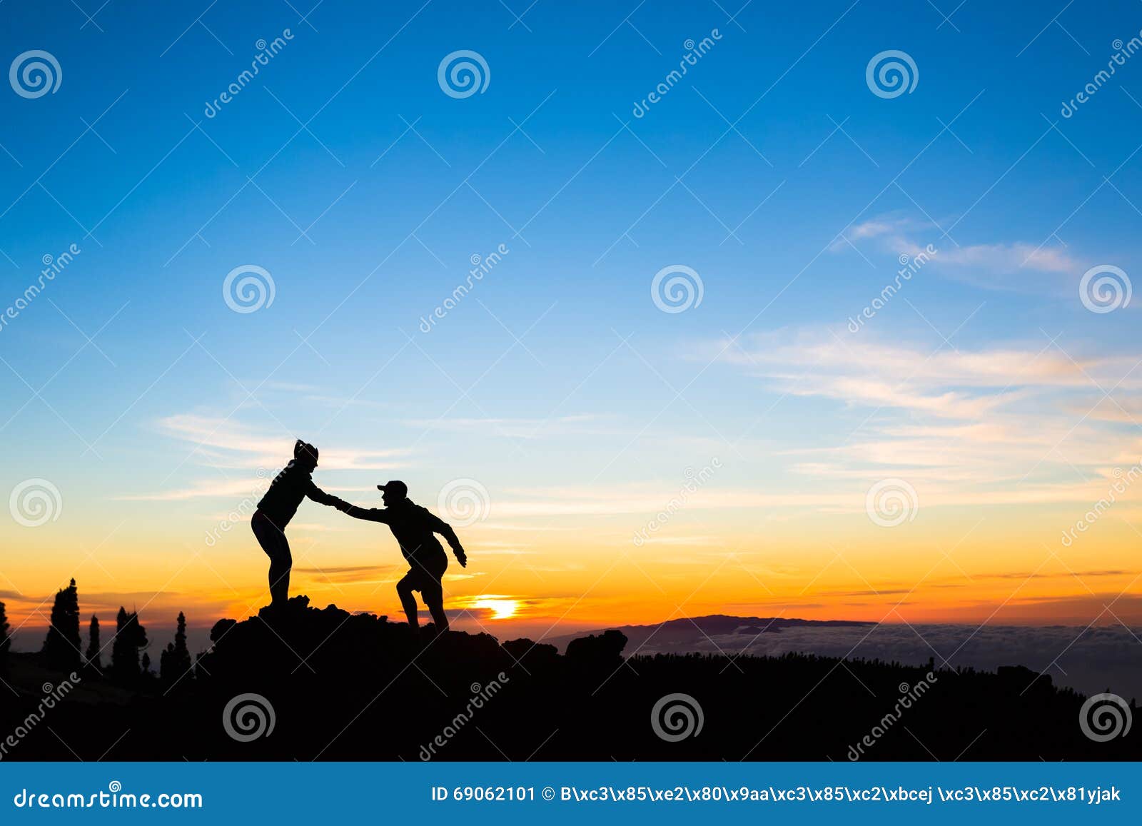 Groepswerkpaar Die Helpend Hand Beklimmen Stock Afbeelding - Image of ...