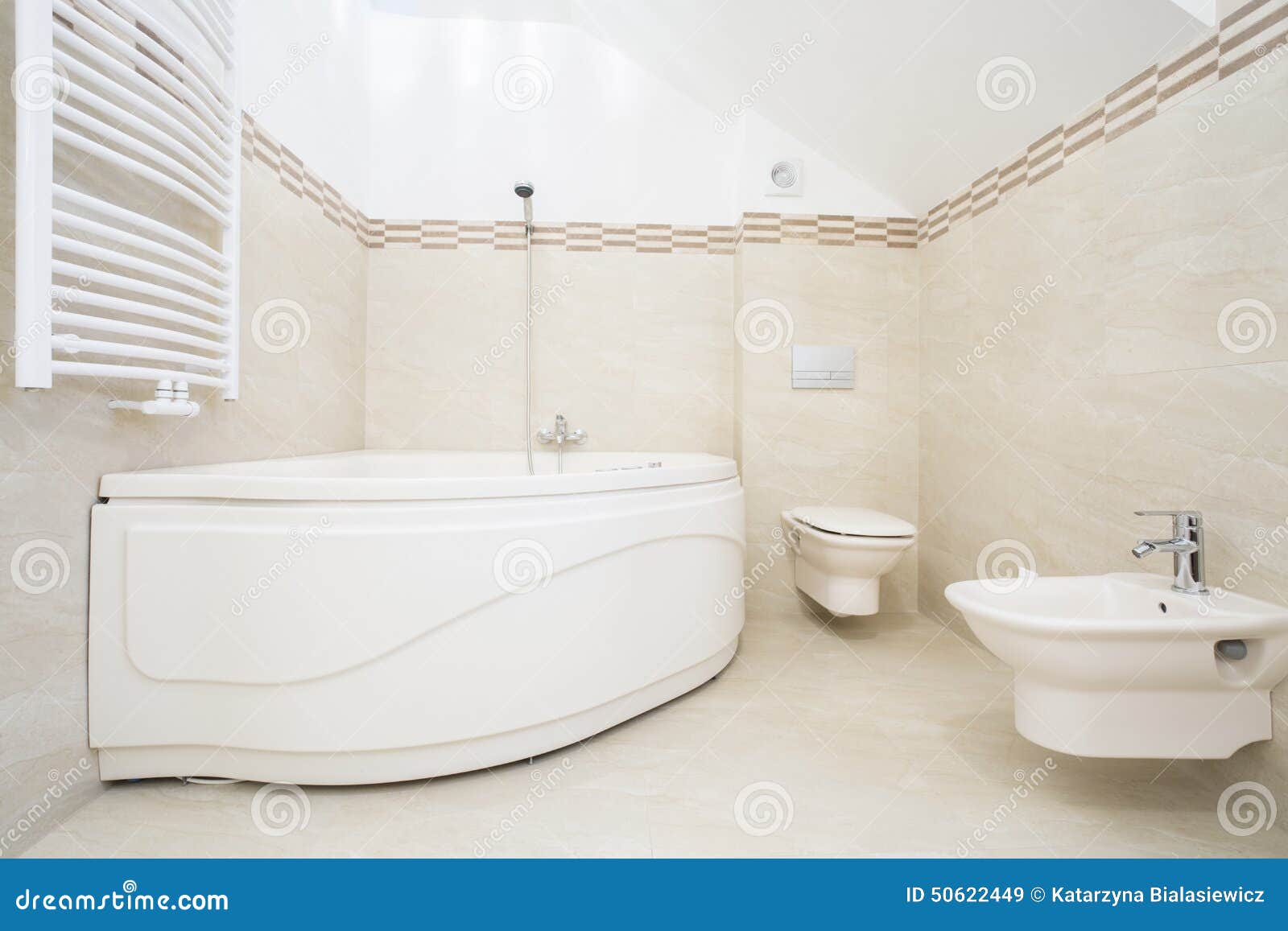 Groot Bad in Luxueuze Badkamers Stock Afbeelding - Image of bassin ...