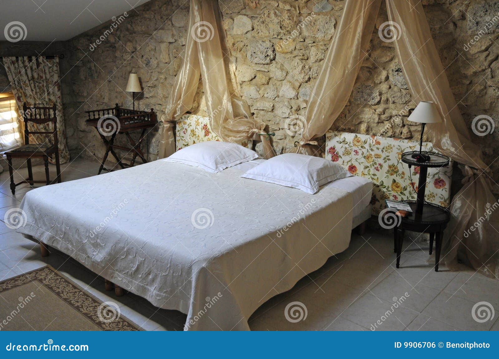 Groot bed stock foto. Image of steen, slaapkamer, vrij - 9906706