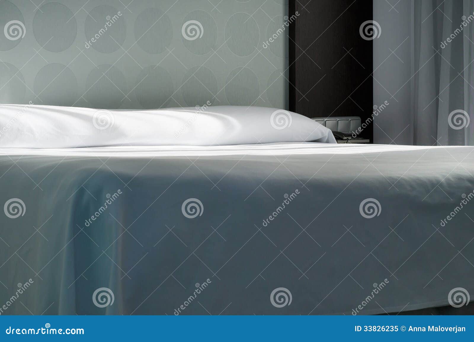 Groot bed in flat stock afbeelding. Image of groot, matras - 33826235