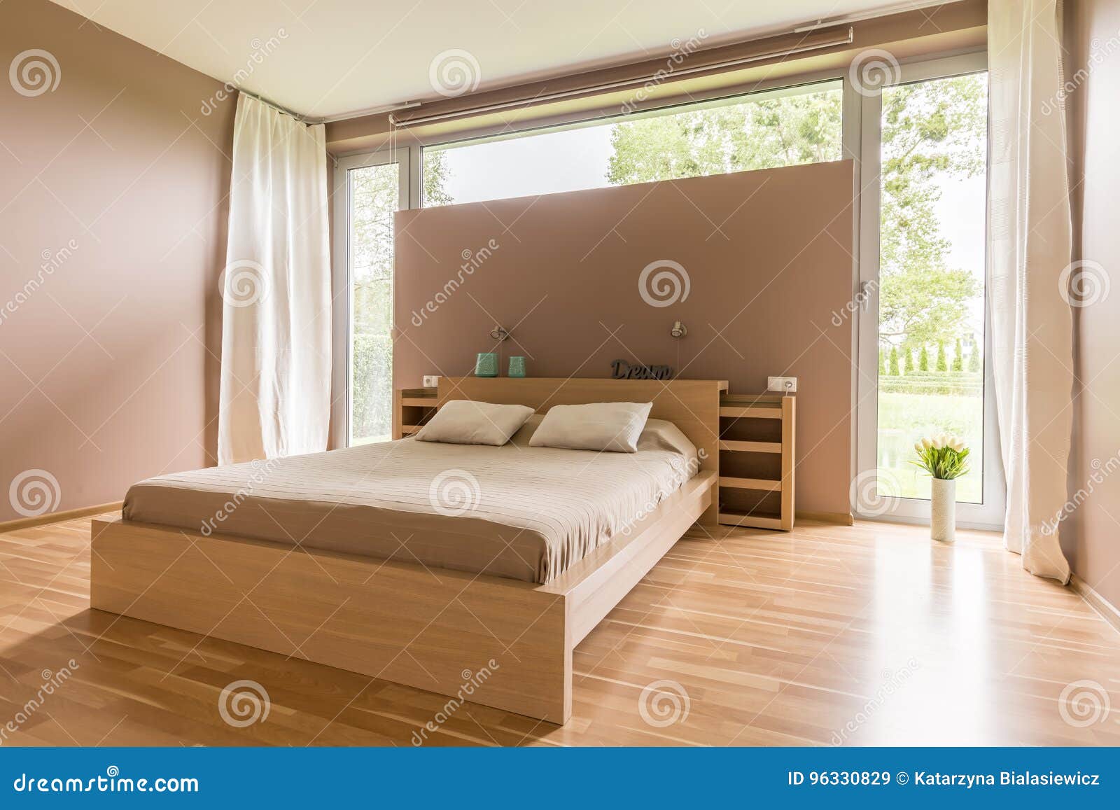 Groot bed met beige dekbed stock afbeelding. Image of groot - 96330829