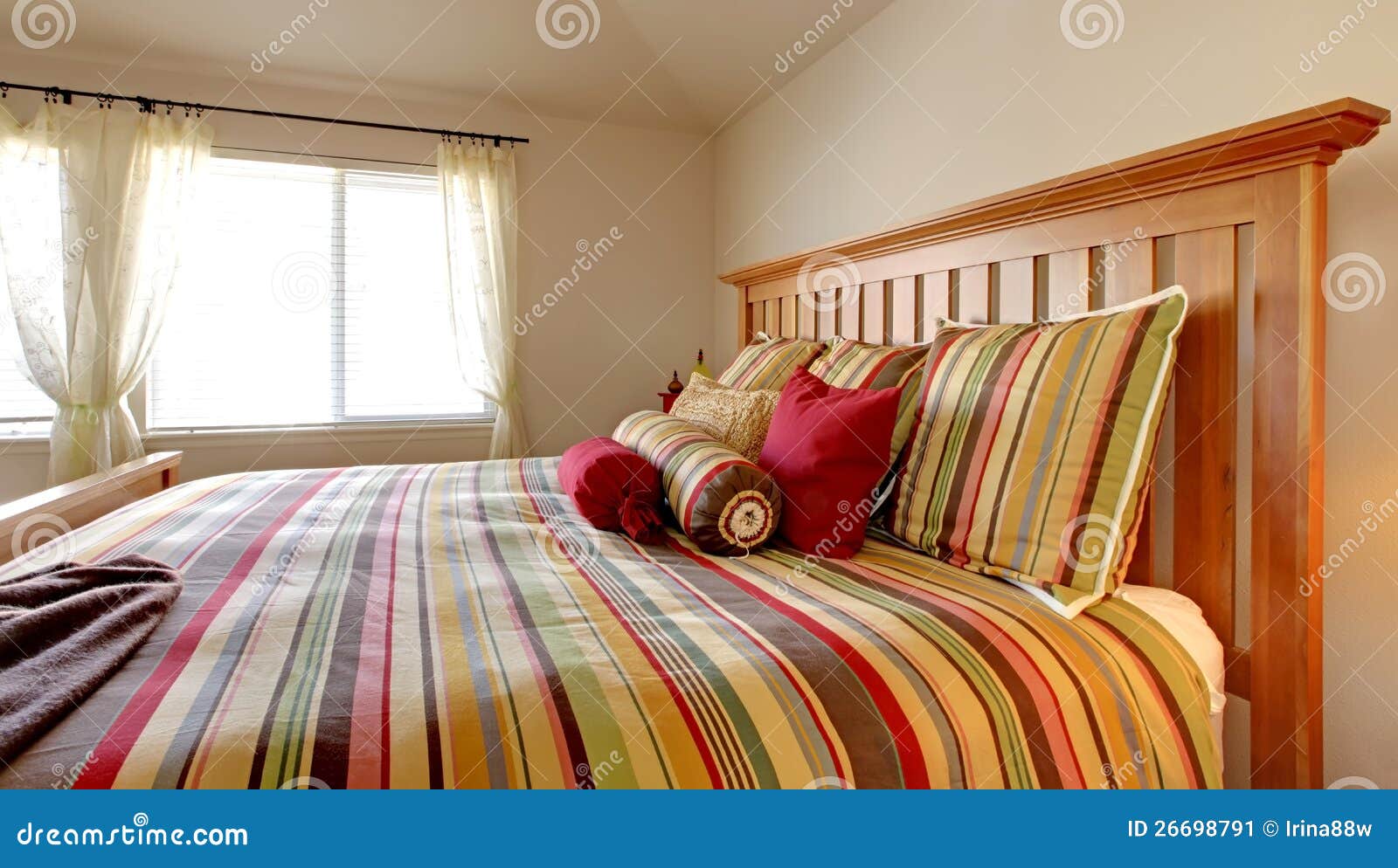 Groot Bed Met Mooi Beddegoed Stock Afbeelding - Image of beddegoed ...