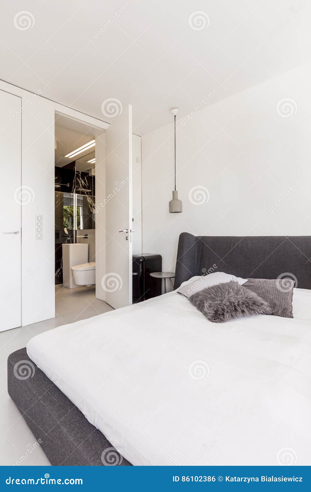 Groot Bed in Minimalistische Scandislaapkamer Stock Foto - Image of ...