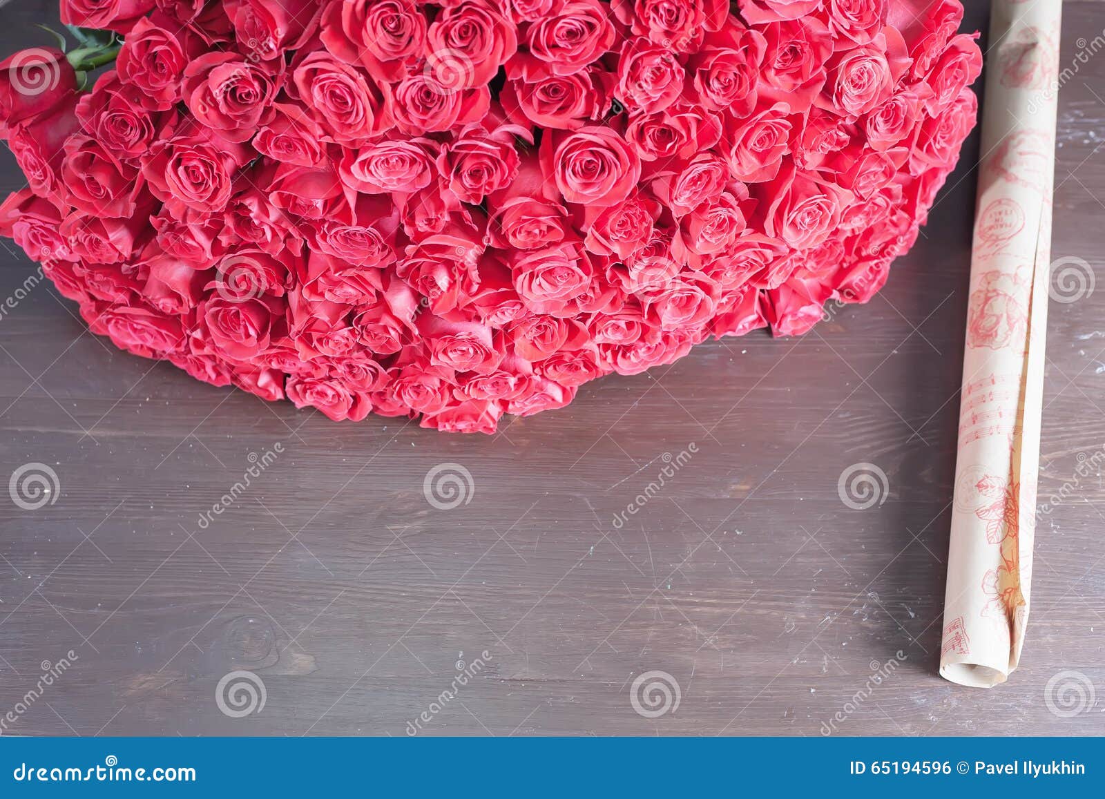 Groot Boeket Van Rode Rozen Stock Foto - Image of wijfje, bloemist ...