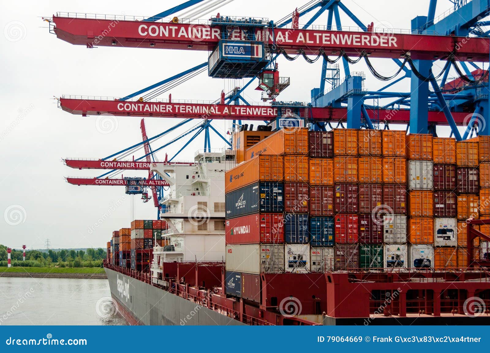 Groot Containerschip Bij De Container Eindaltenwerder in Hamburg ...