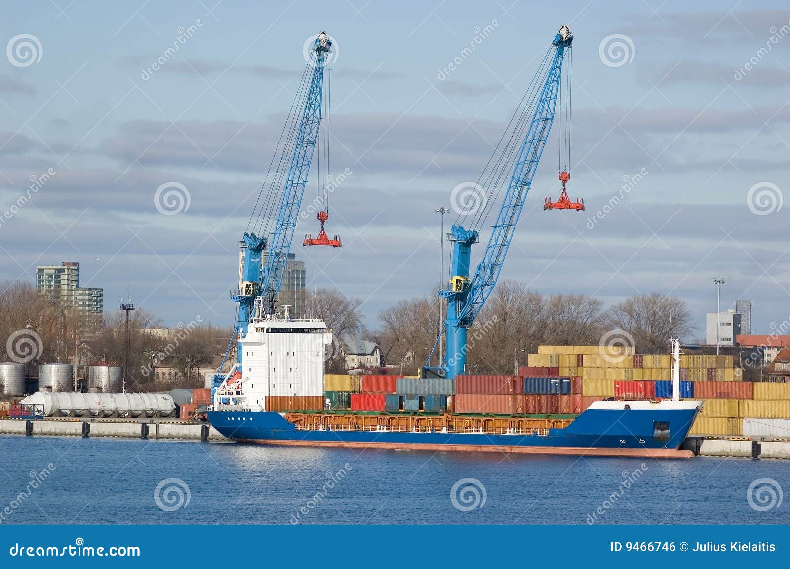 Groot Containerschip in Een Dok Bij Haven Klaipeda Stock Foto - Image ...
