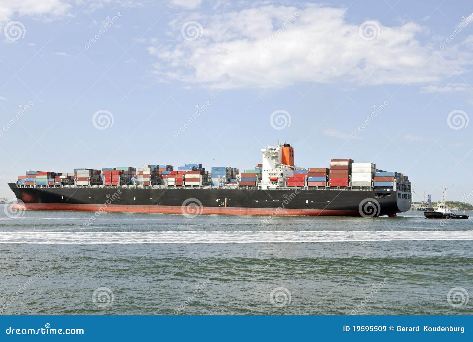 Groot Containerschip En Proefboot Stock Afbeelding - Image of navigeren ...