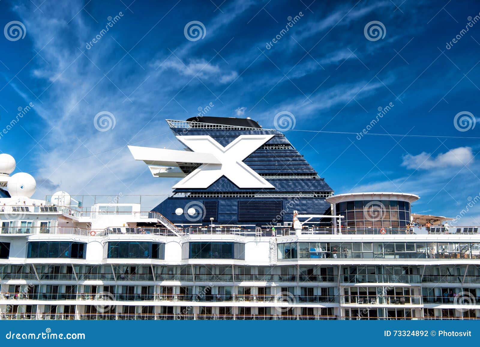 Groot cruiseschip redactionele fotografie. Image of mening - 73324892