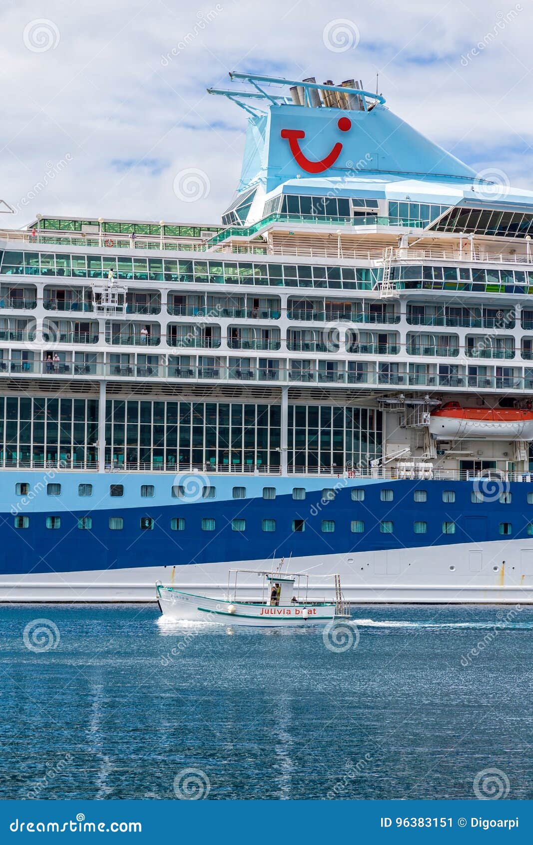 Groot Cruiseschip in Haven Palamos in Spanje, Tui Discovery, 1 Mei ...