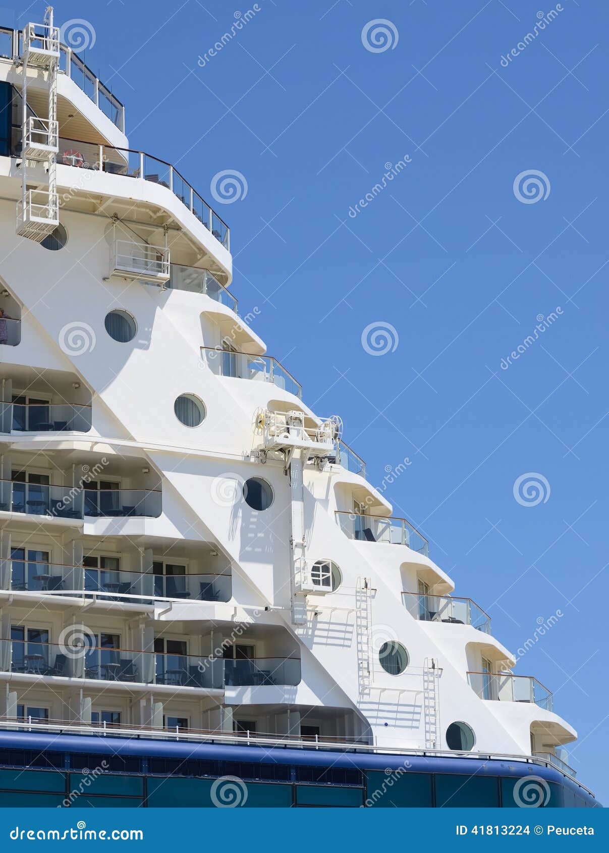Groot Die Cruiseschip in Haven Wordt Gedokt, Stock Foto - Image of ...
