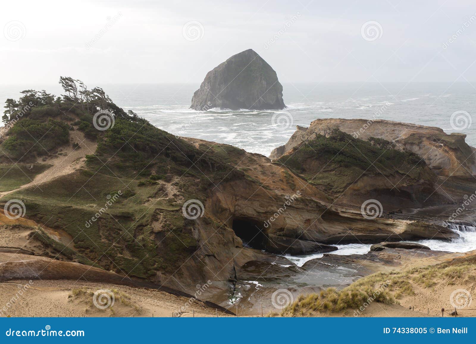 Groot Eiland En Ruwe Kustlijn Stock Afbeelding - Image of zandsteen ...